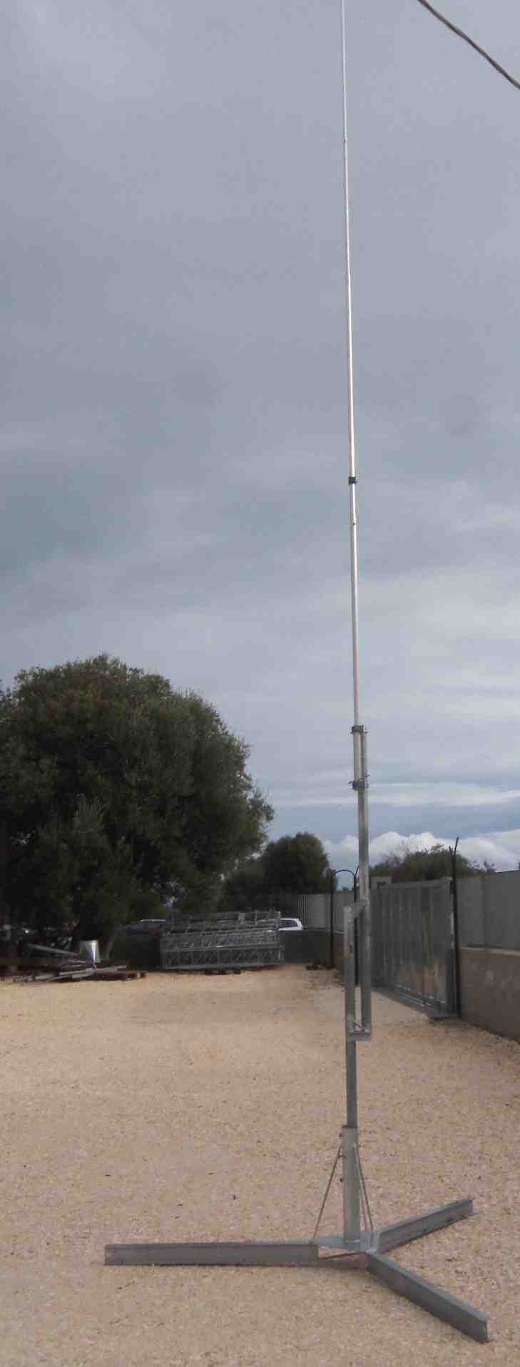 Base abbattibile per antenne verticali