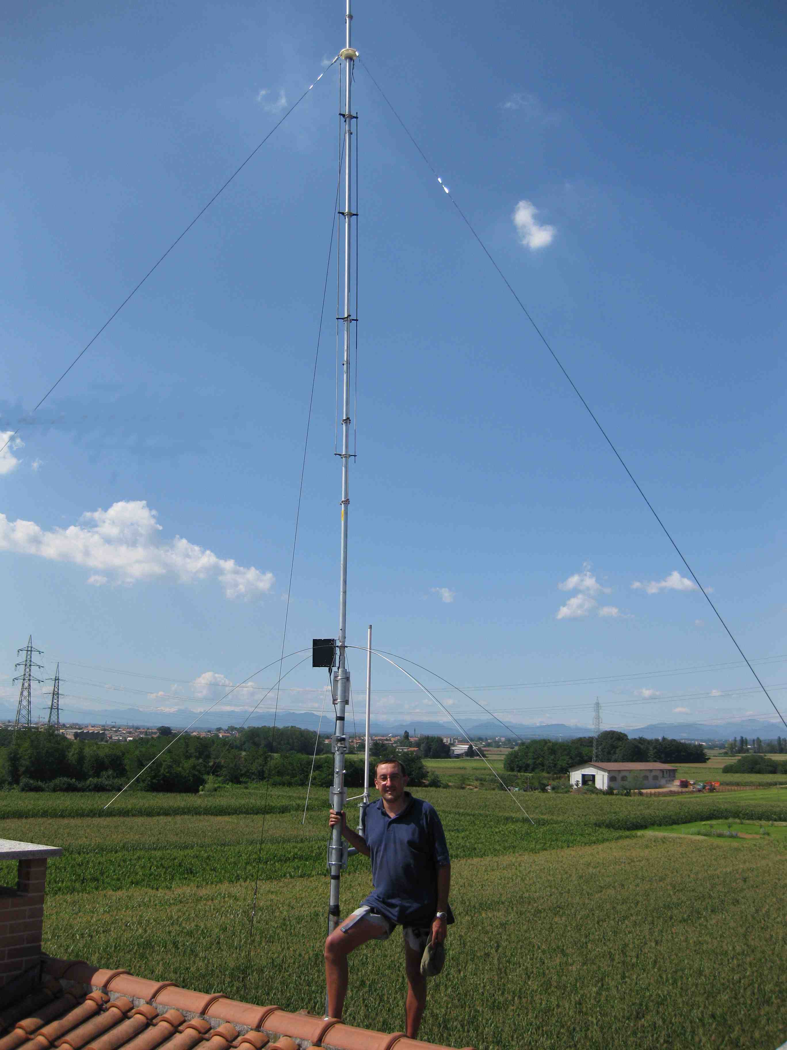 Base abbattibile per antenne verticali